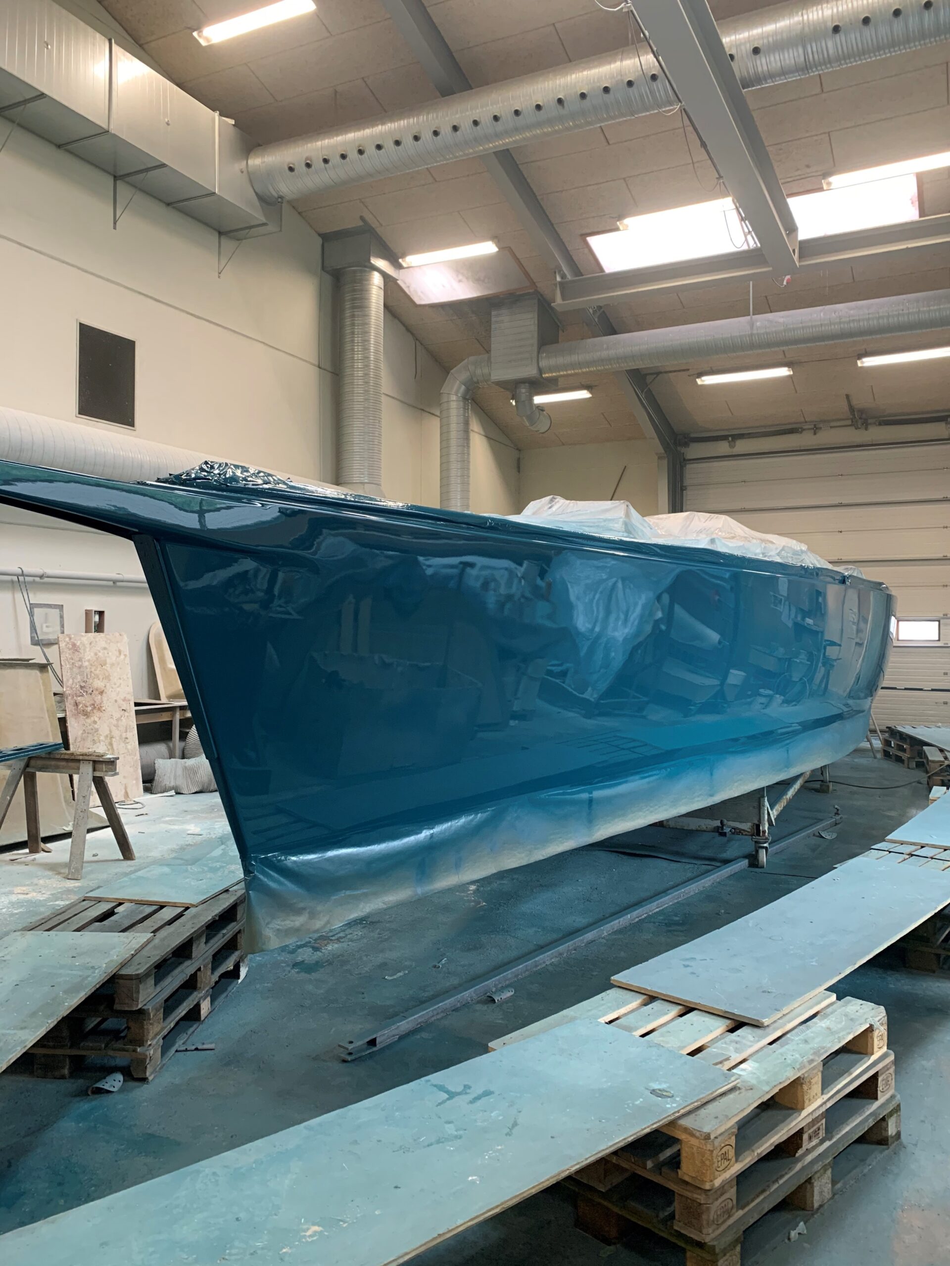 Luffe Yachts maler med Awlgrip – Yachtkemi.com